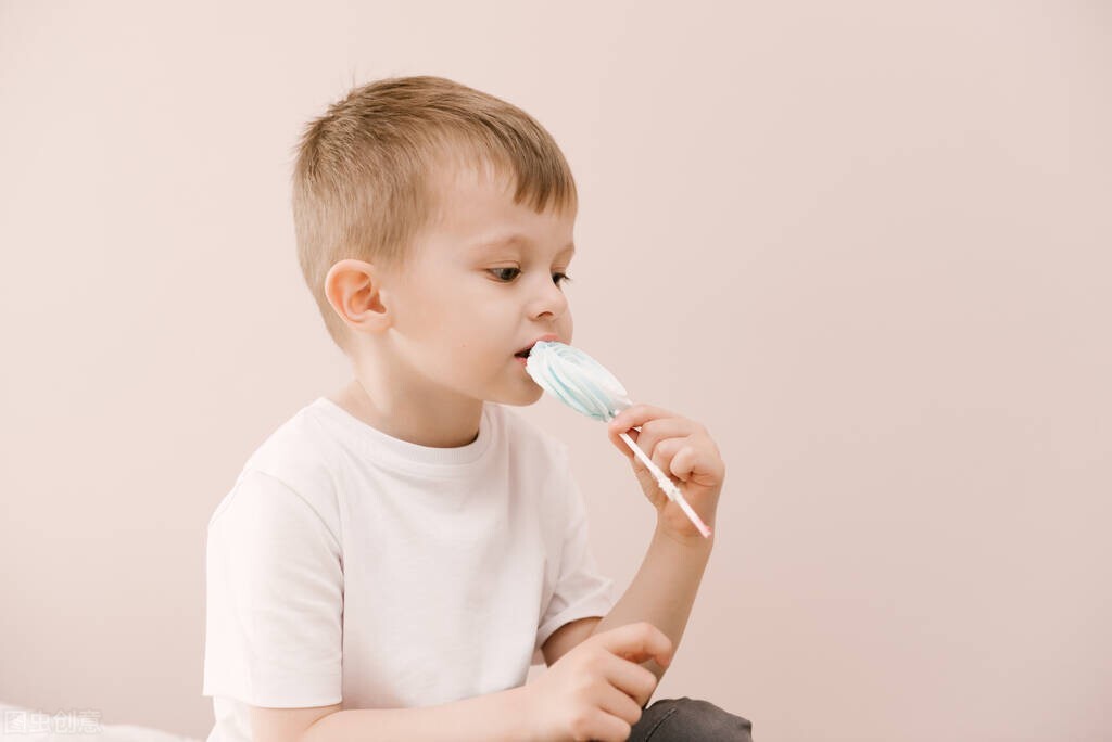 The child's speech is slurred, the speech therapist will teach you a ...