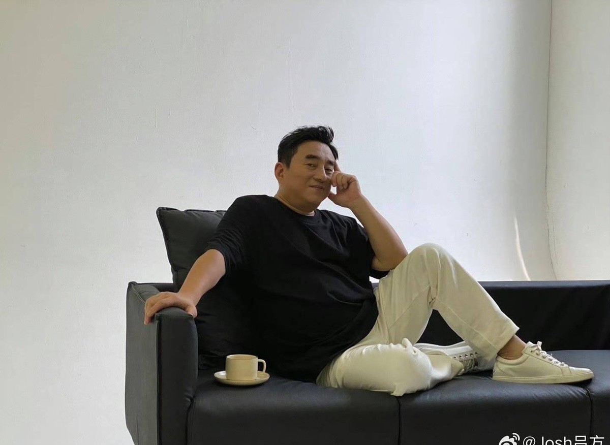 Well-known singer Alex Fong's new song MV is released! He showed off ...