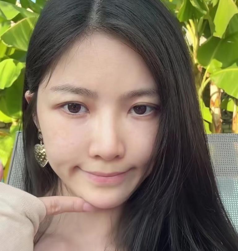 Stunning without makeup! Du Chun's wife has a unique face with ...