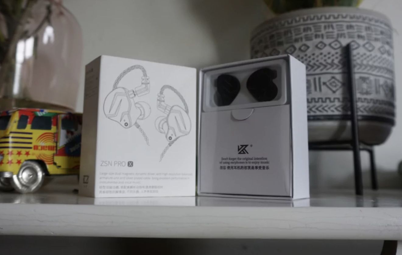 In-Ear Monitors (IEMs) vs Earbuds: What's the Difference? - iNEWS