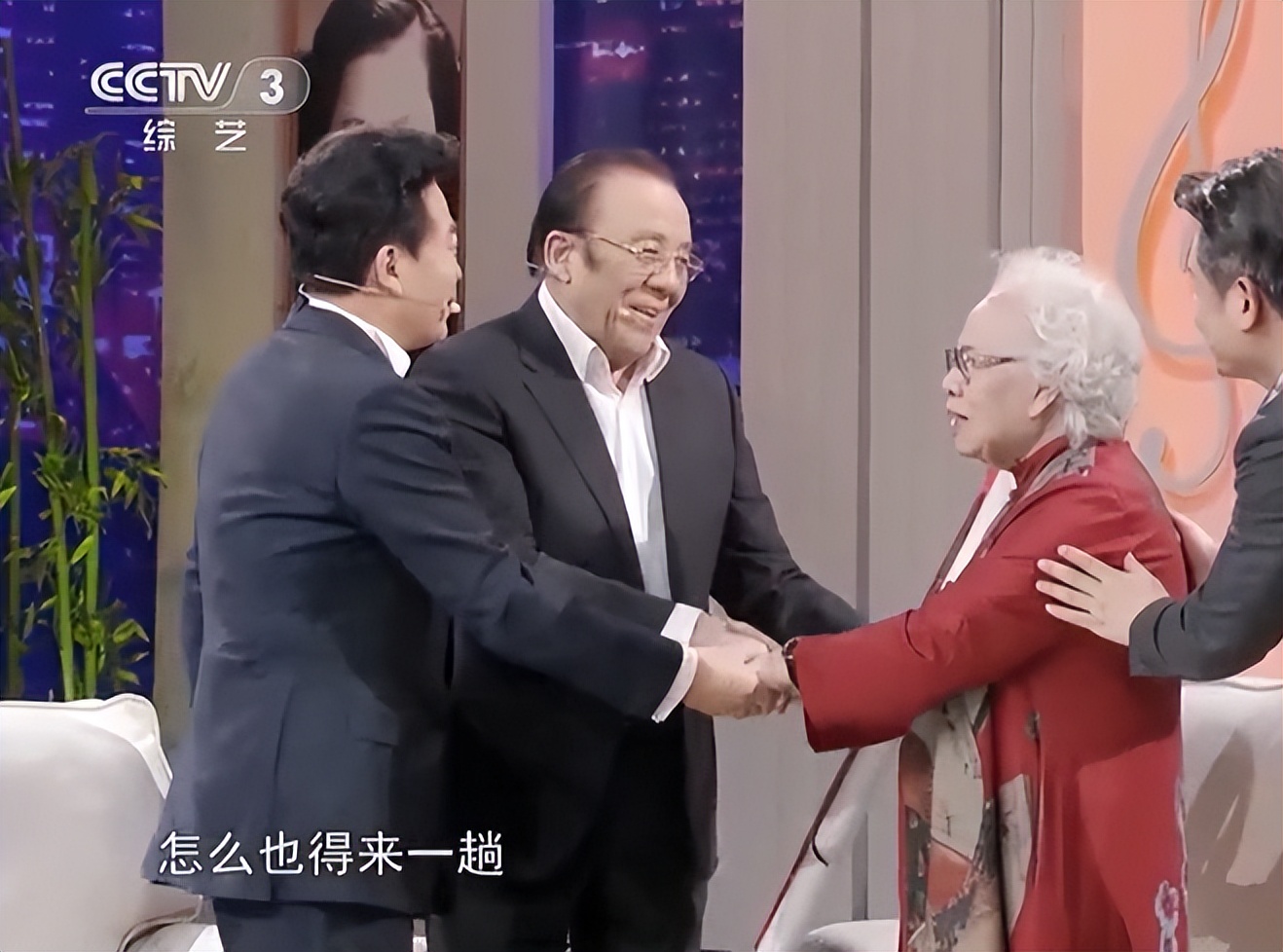 81-year-old Yang Hongji sings at the dinner table!Without a microphone ...