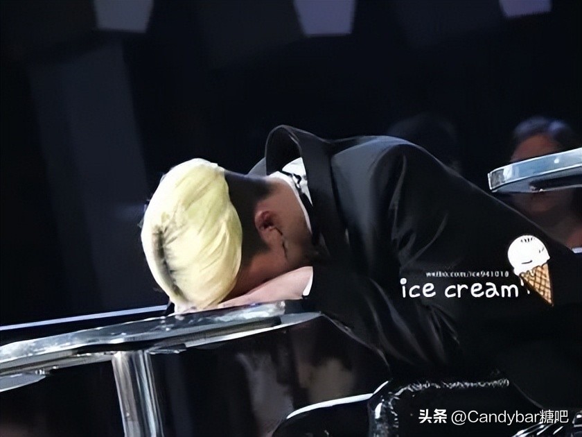 GD's reaction to hearing his song "Still Life" in a cafe!Shy to run ...
