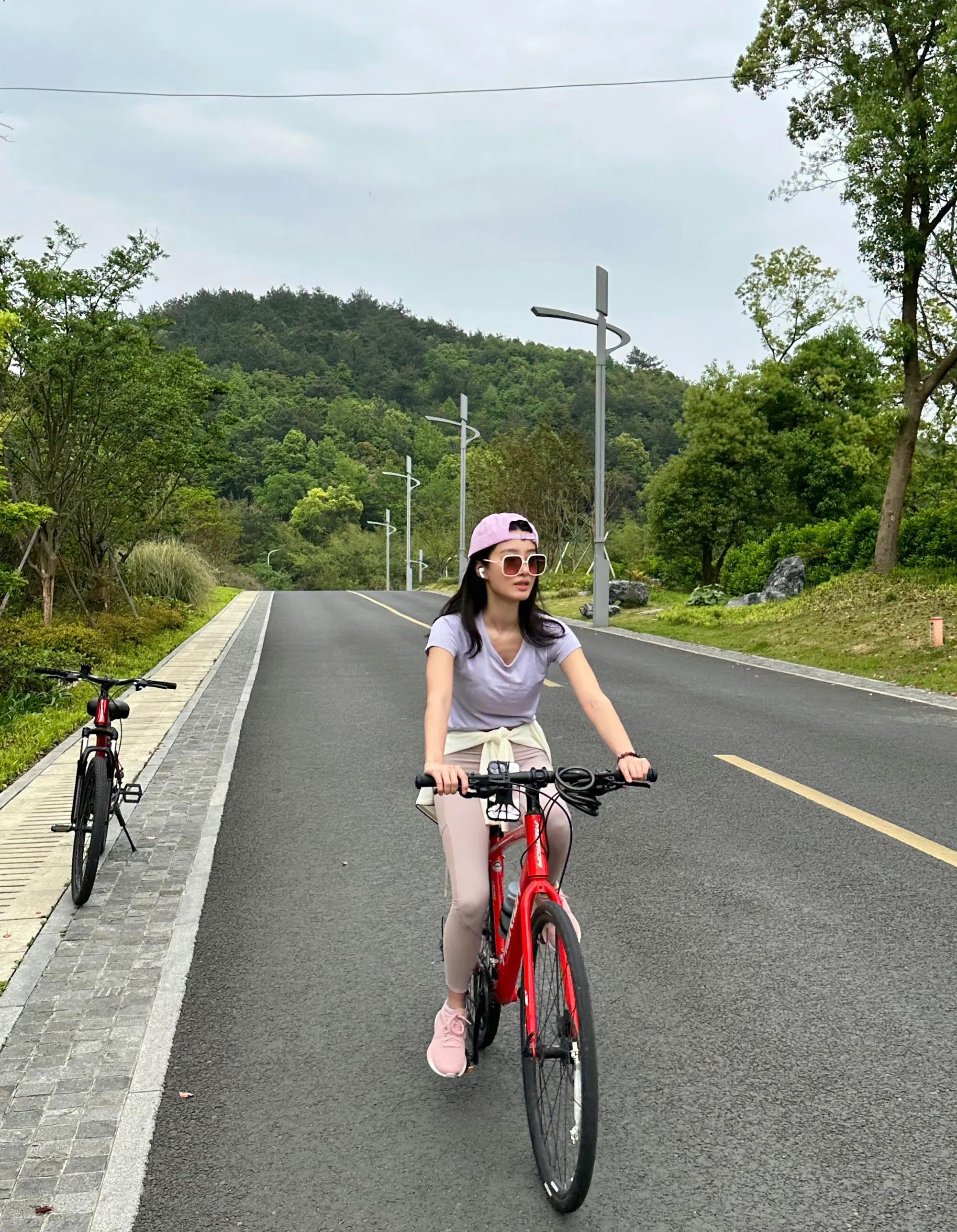 Cycling photos of Yang Caiyu, a pear-shaped beauty with healthy wheat ...