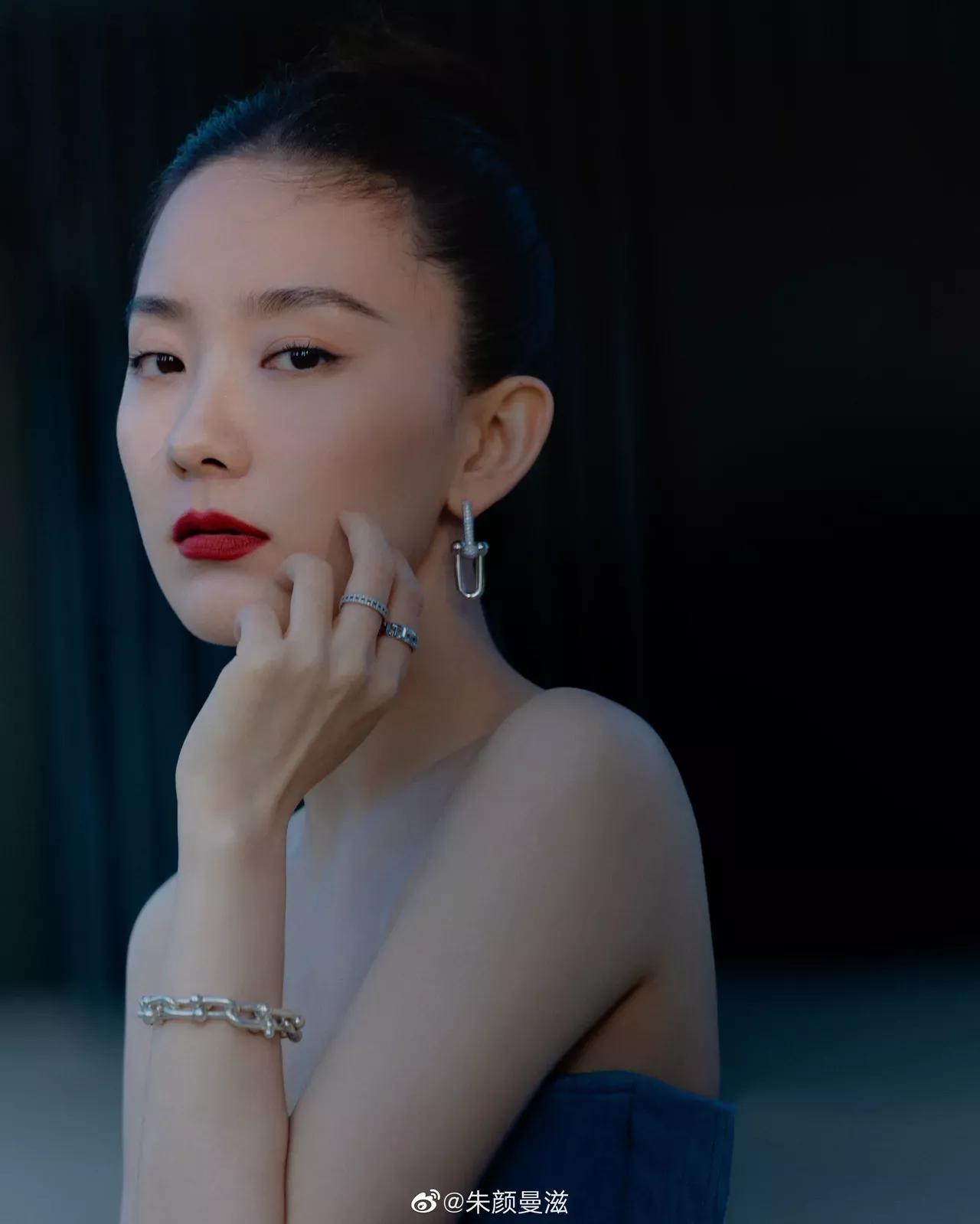 Mongolian beauty Zhuyan Manzi - iNEWS