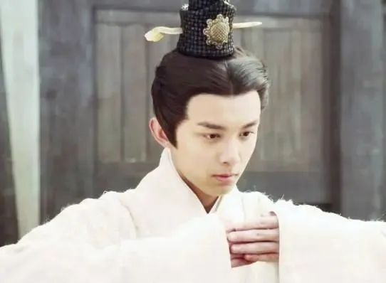 The puppet emperor brought down the powerful ministers. In history ...