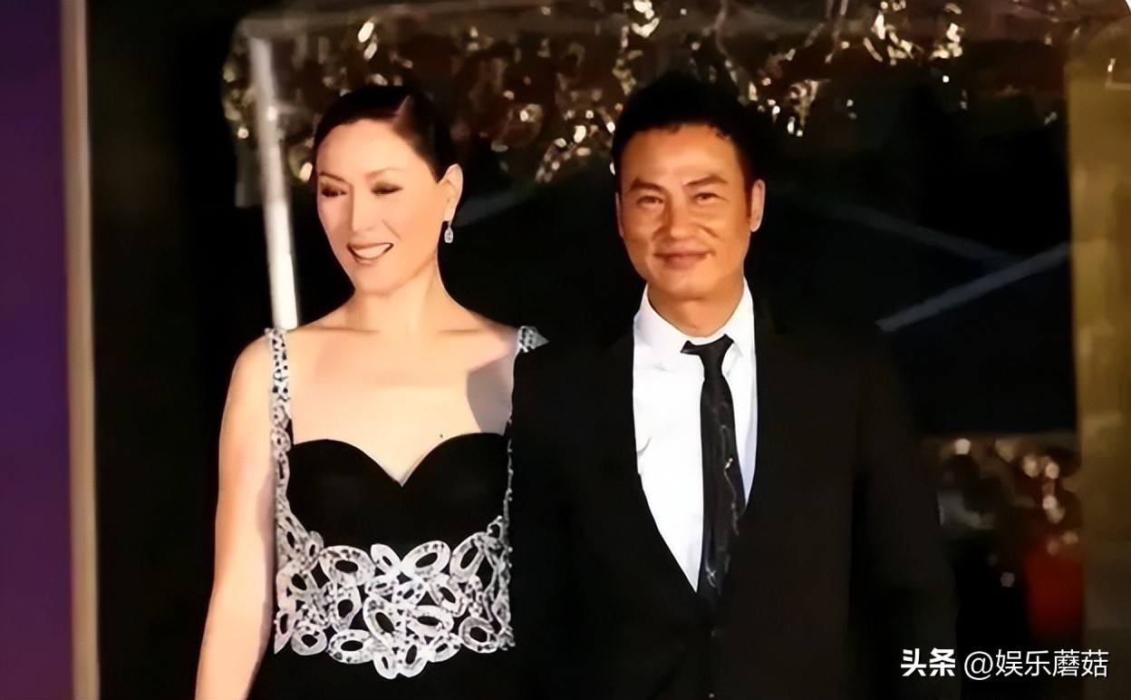 Simon Yam and his wife are in the same frame. The 55-year-old wife ...