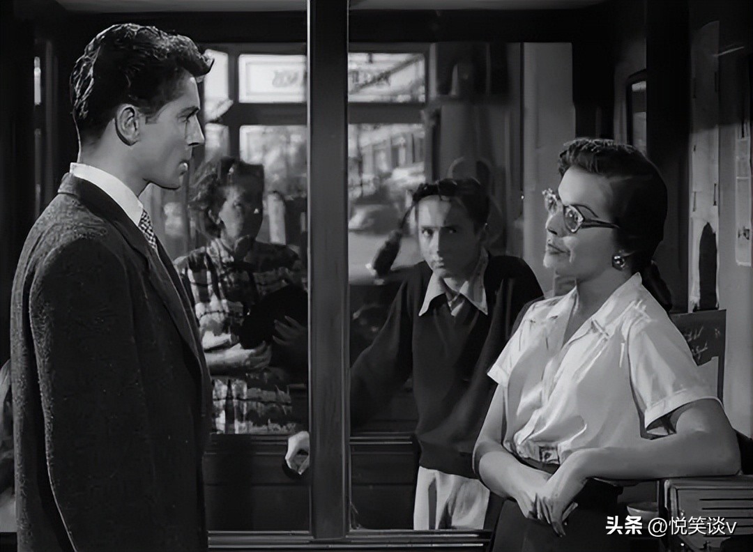 The suspense setting and charming mirror language in the film noir ...