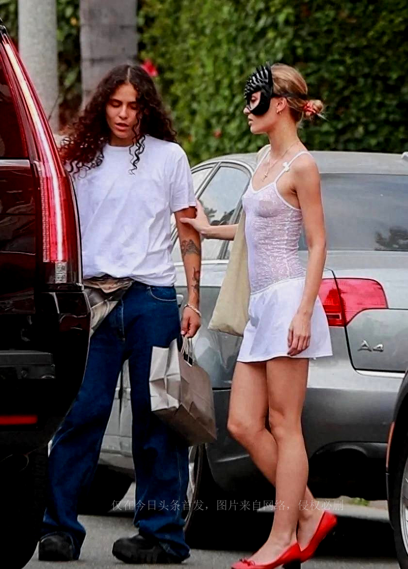 Depp's daughter Lily arrived in West Hollywood, with a slender figure ...