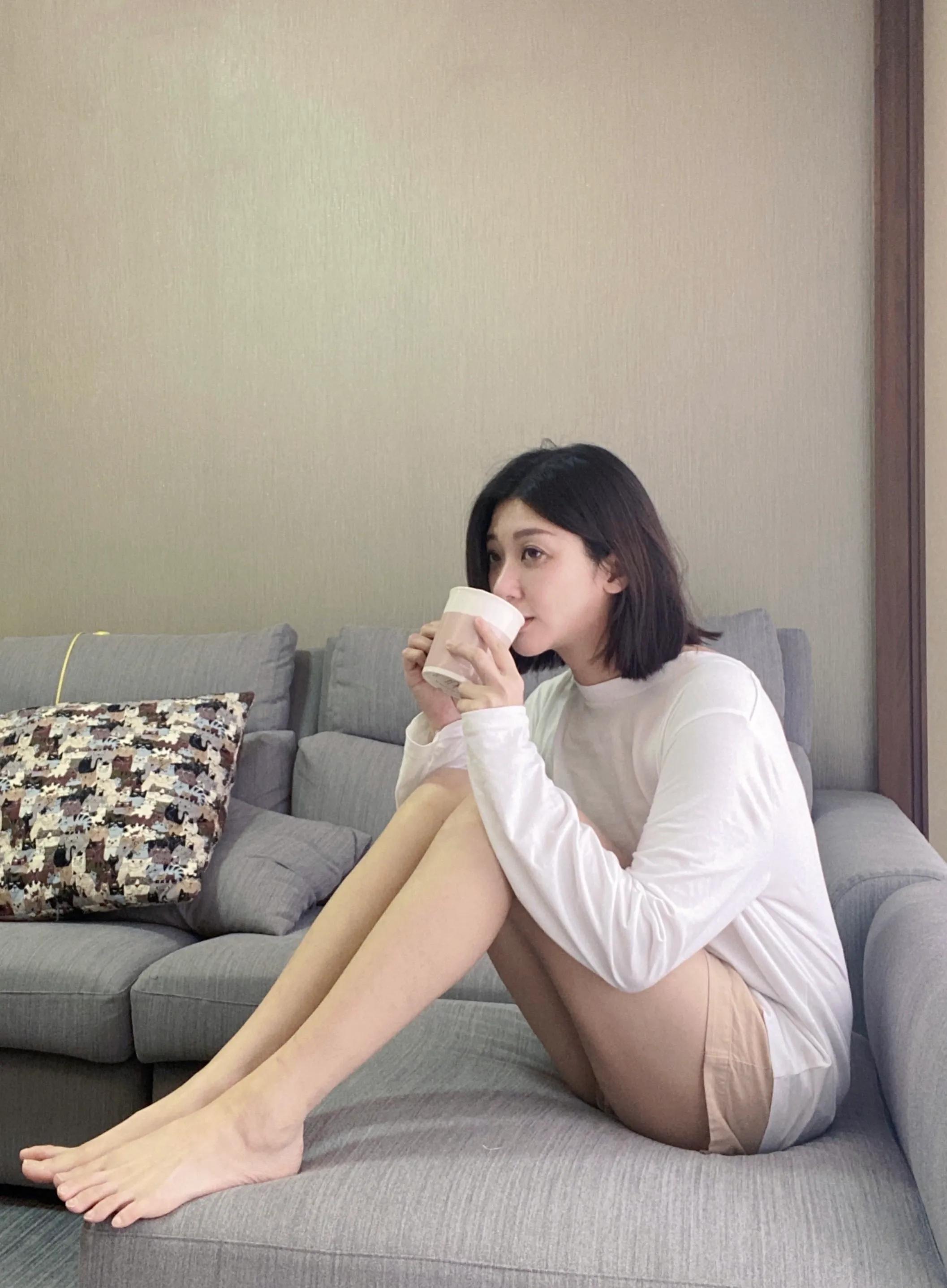 林逸欣大秀美腿玉足，白嫩迷人 - 資訊咖