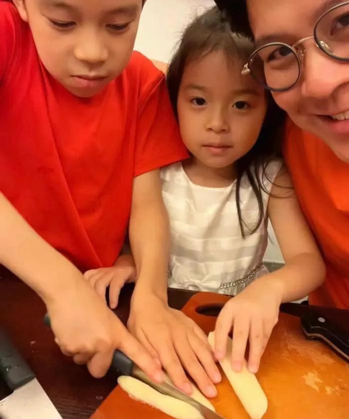 Guo Jingjing's family of five climbed the Great Wall, and her 4-year ...