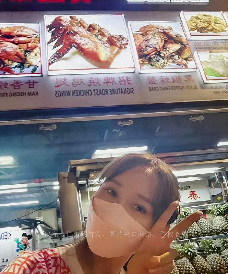 43-year-old Hu Jing appeared at a roadside food stall, wandering around ...