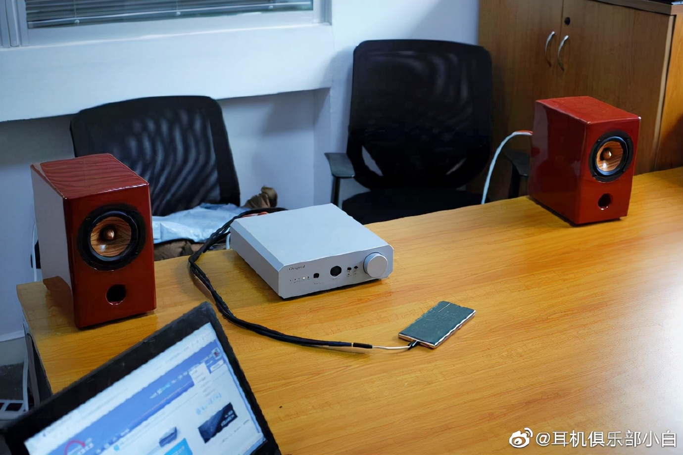 Several pairs of small speakers used and still used on the desk - iNEWS