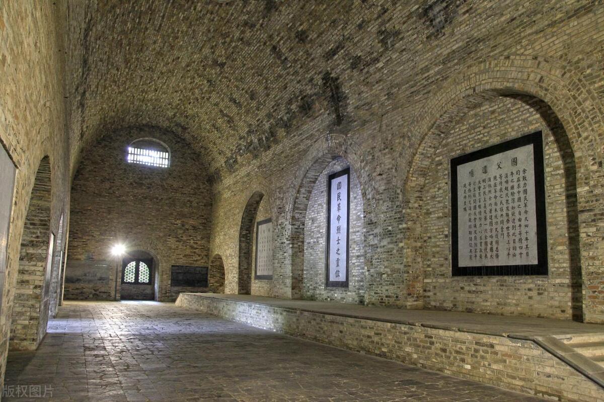 Chiang Kai-shek led the first army to march eastward. In order to suppress Tang Shengzhi's ...