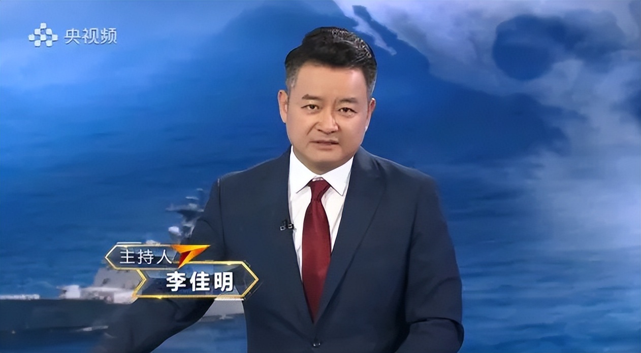 He was once a popular host. When he was 31 years old, he left CCTV and ...