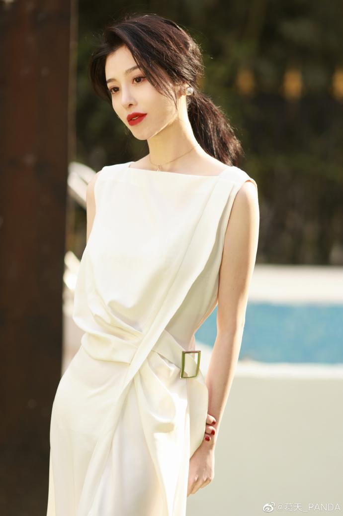 The latest beauty photo of Ge Tian, the white dress is glamorous and ...