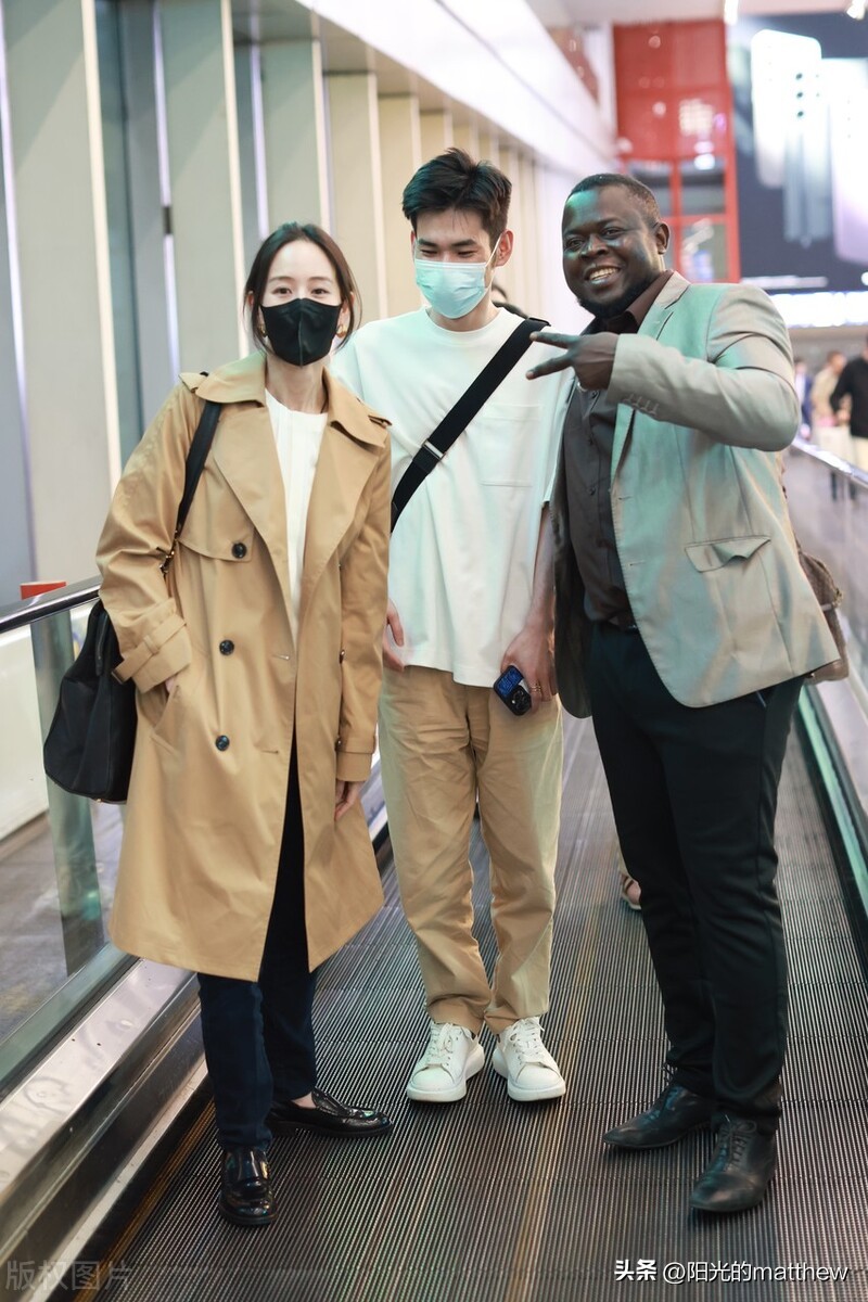 Zhang Junning appeared at Beijing Capital Airport and took a group ...