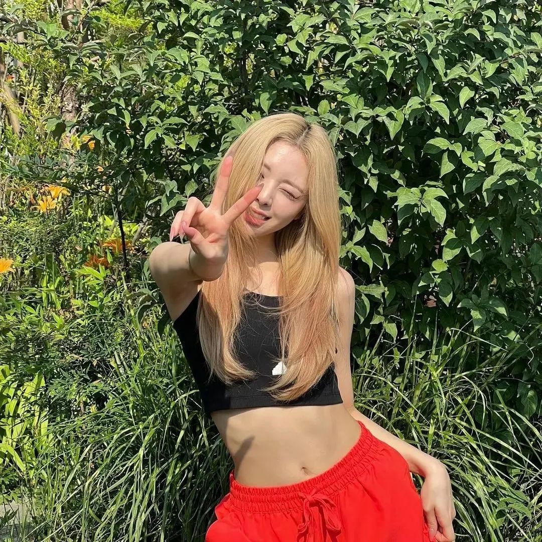 Cute and charming!Shin Yoona, the goddess of the red carpet with an ...