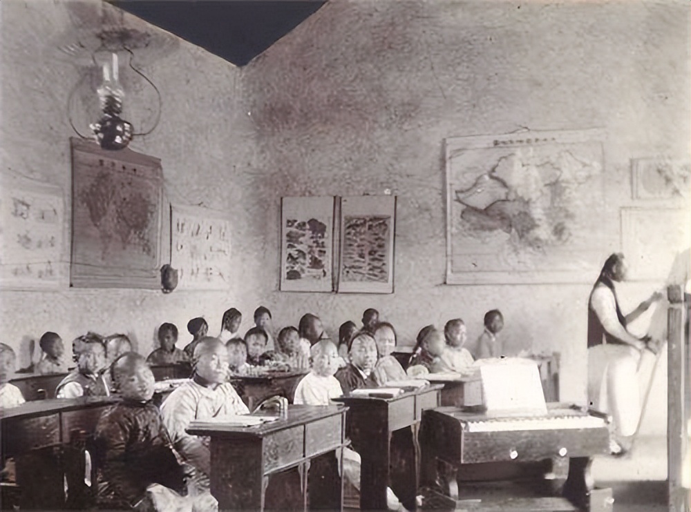 In 1938, a peasant woman met Lin Boqu and asked about her husband who ...