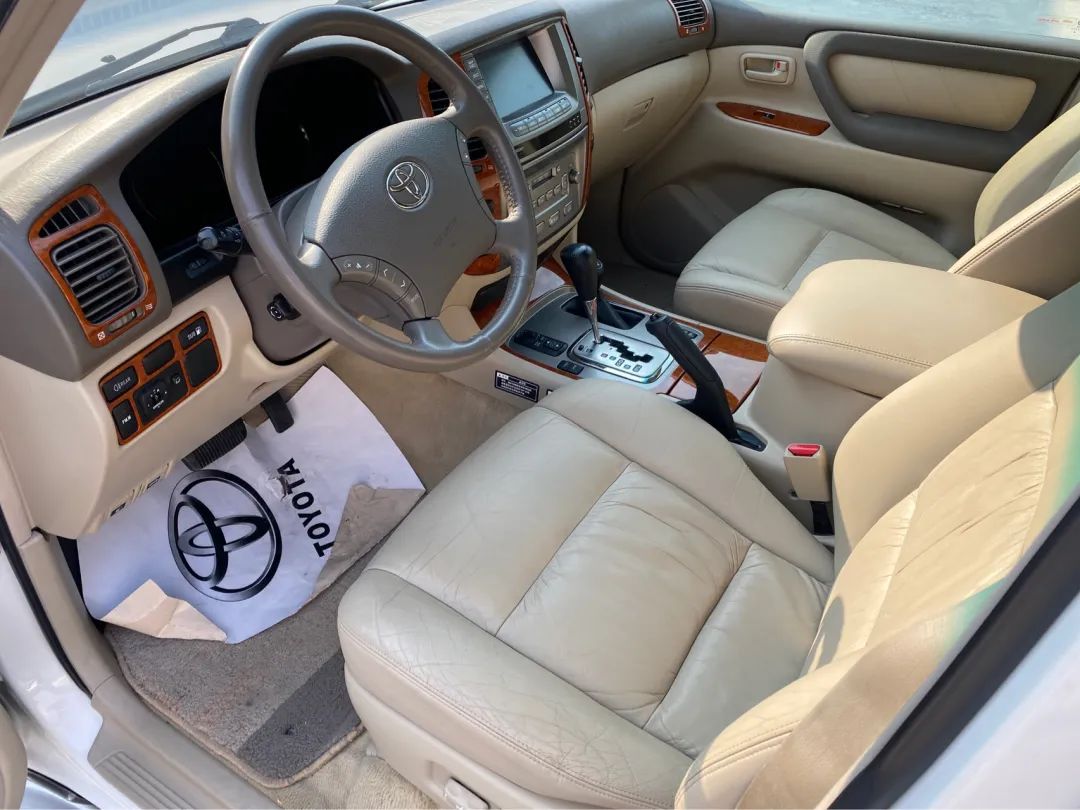Refurbished a 2007 Land Cruiser LC100, a classic old car, domineering ...