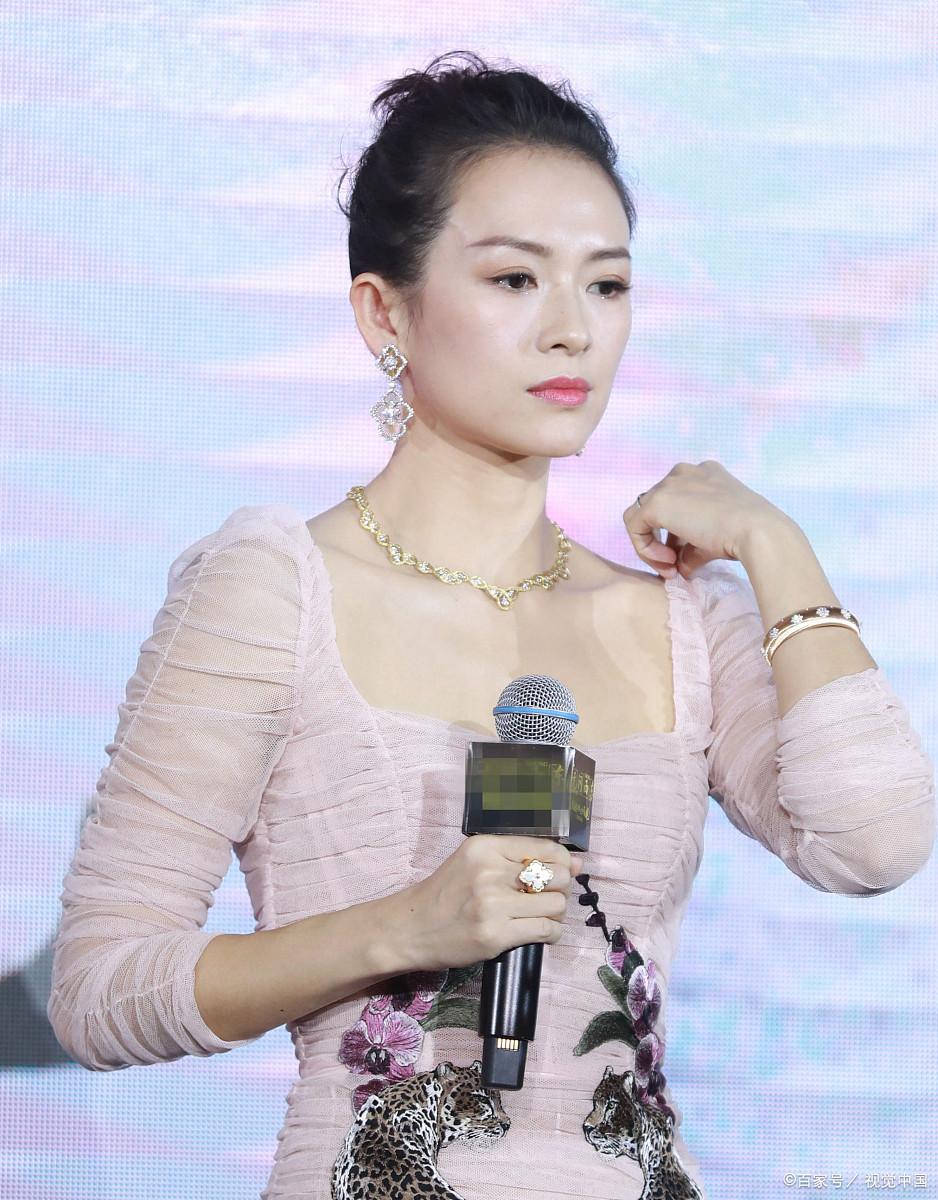 Still complaining about Zhou Dongyu being short and small? Little do ...