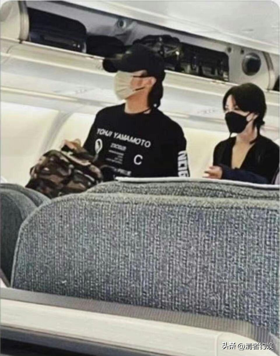 Jiao Fu loves him so much! Faye Wong holds one hand in his pocket and ...