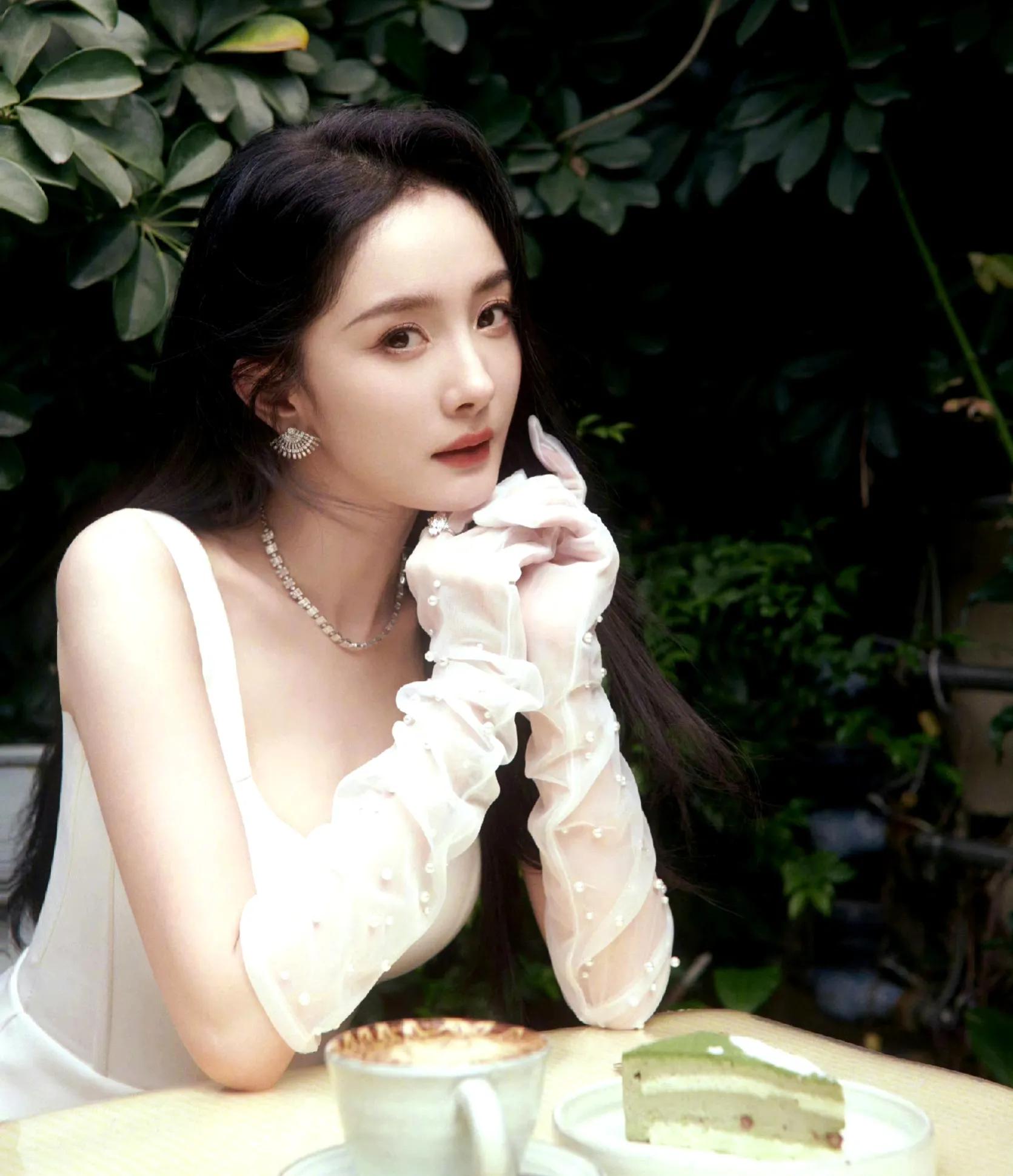 Yang Mi officially announced the termination of the contract with ...