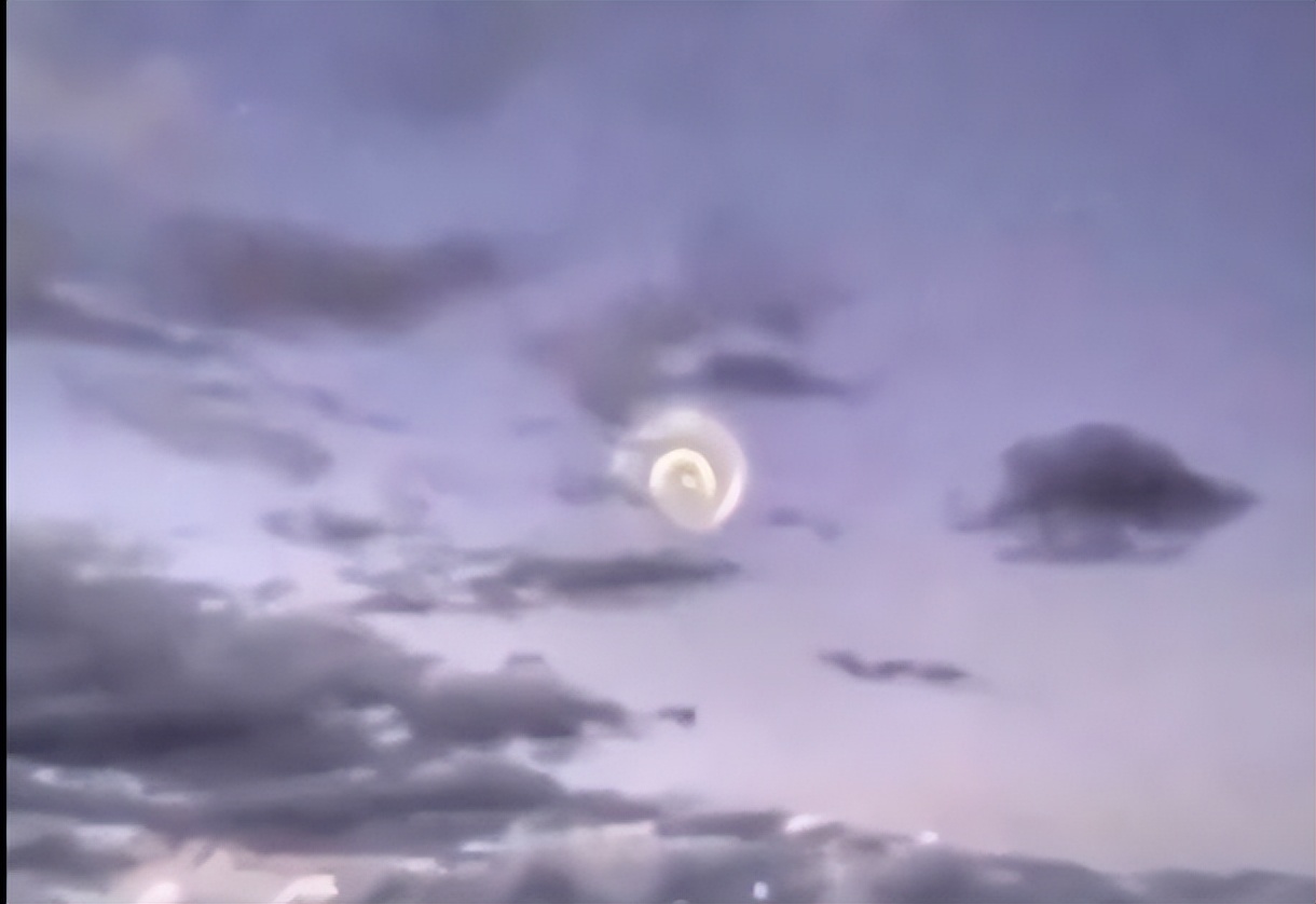 UFOs appear in Tainan night sky?Witness: Like a glowing rope, floating ...