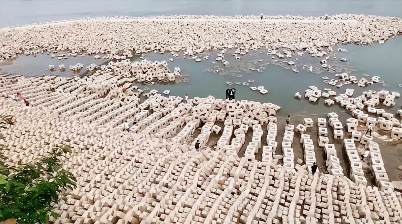 After the water level of the Yangtze River dropped, a neat and ...