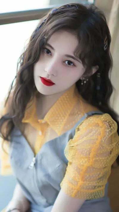 Ju Jingyi has long legs and a super spicy body - iNEWS