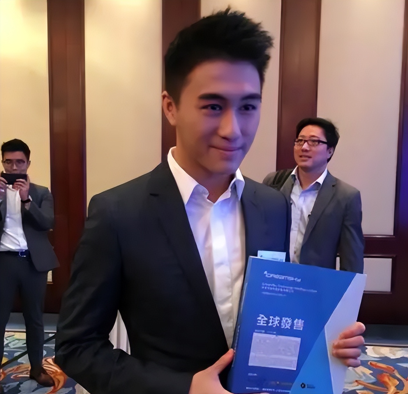 How rich is He Youjun?Received a 500 million mansion as a gift for the ...