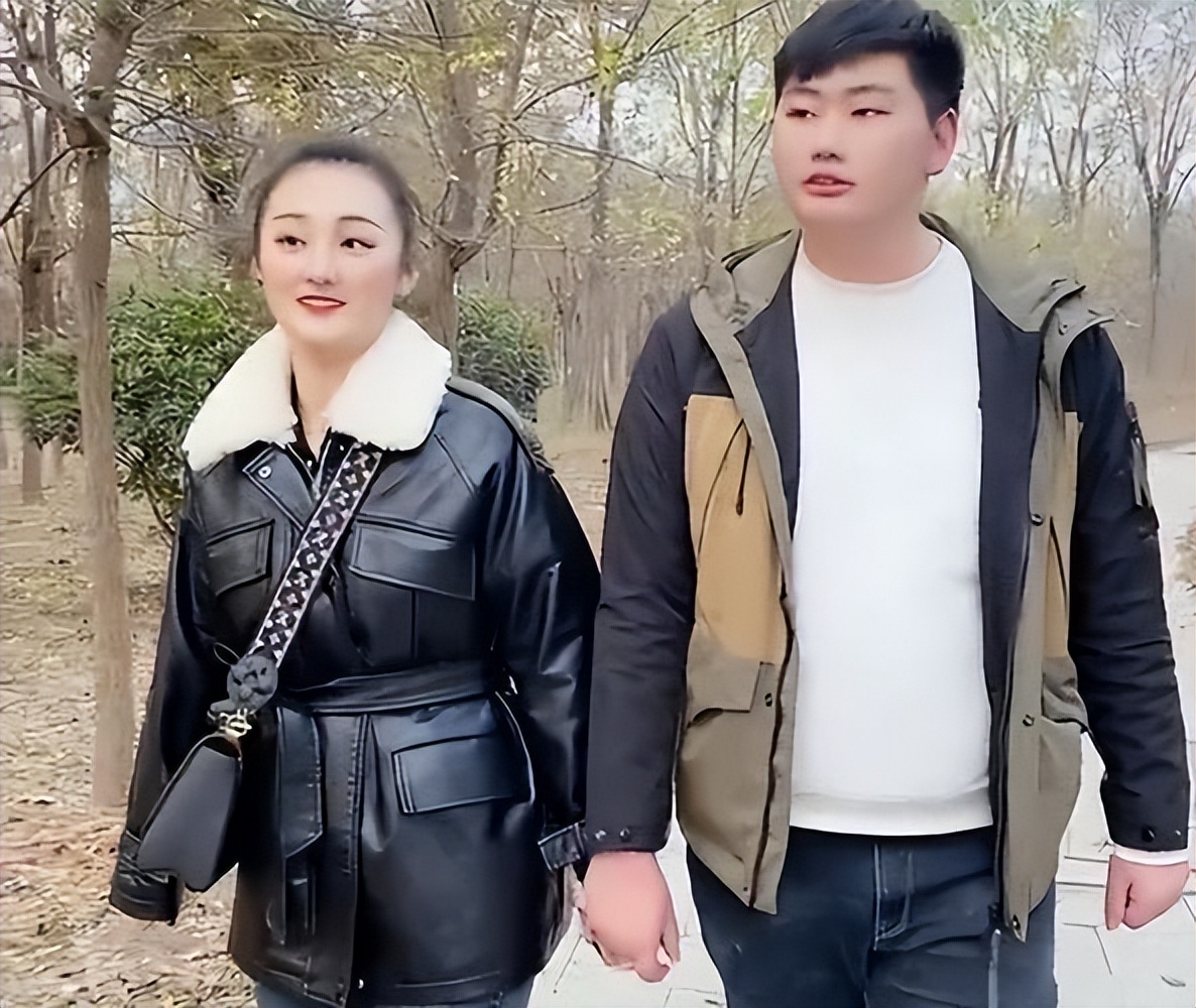 Just over a year after the divorce, Zhu Zhiwen's sons Zhu Xiaowei and ...