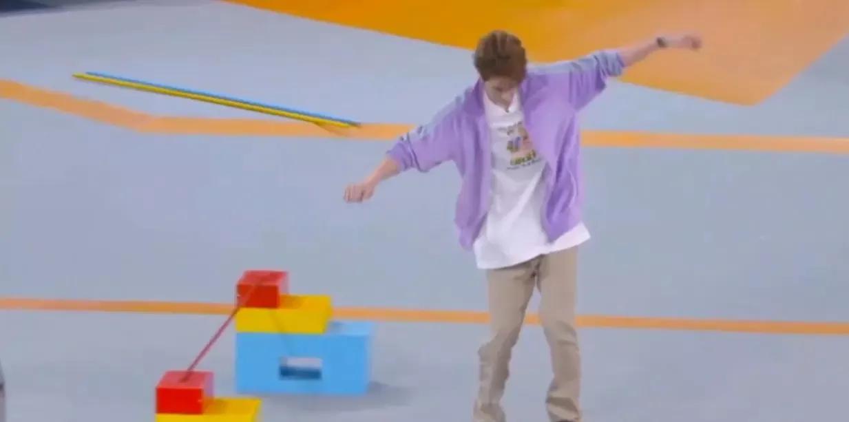 Wang Yibo is an extreme sports fanatic, a passionate boy on stage, and ...