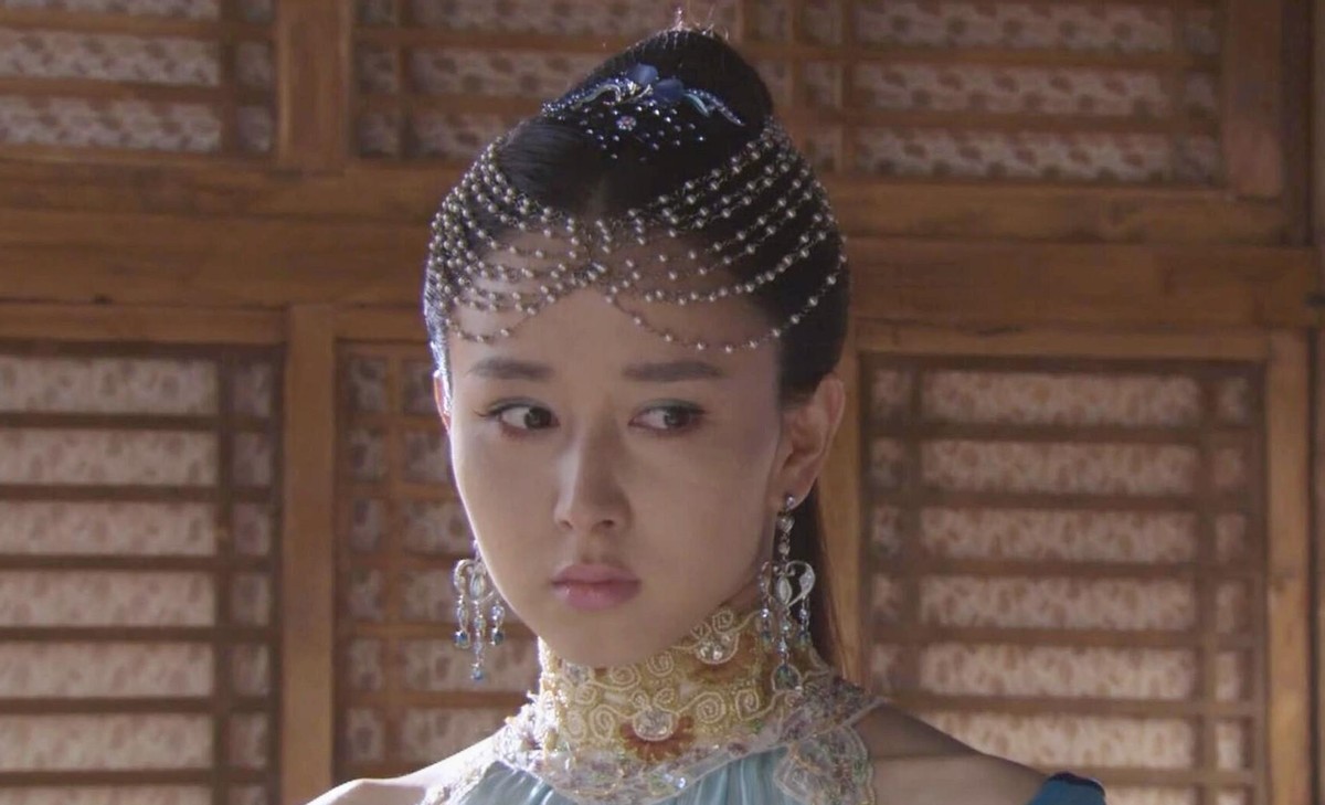 In the same drama, when the heroine and the supporting actress wear the ...