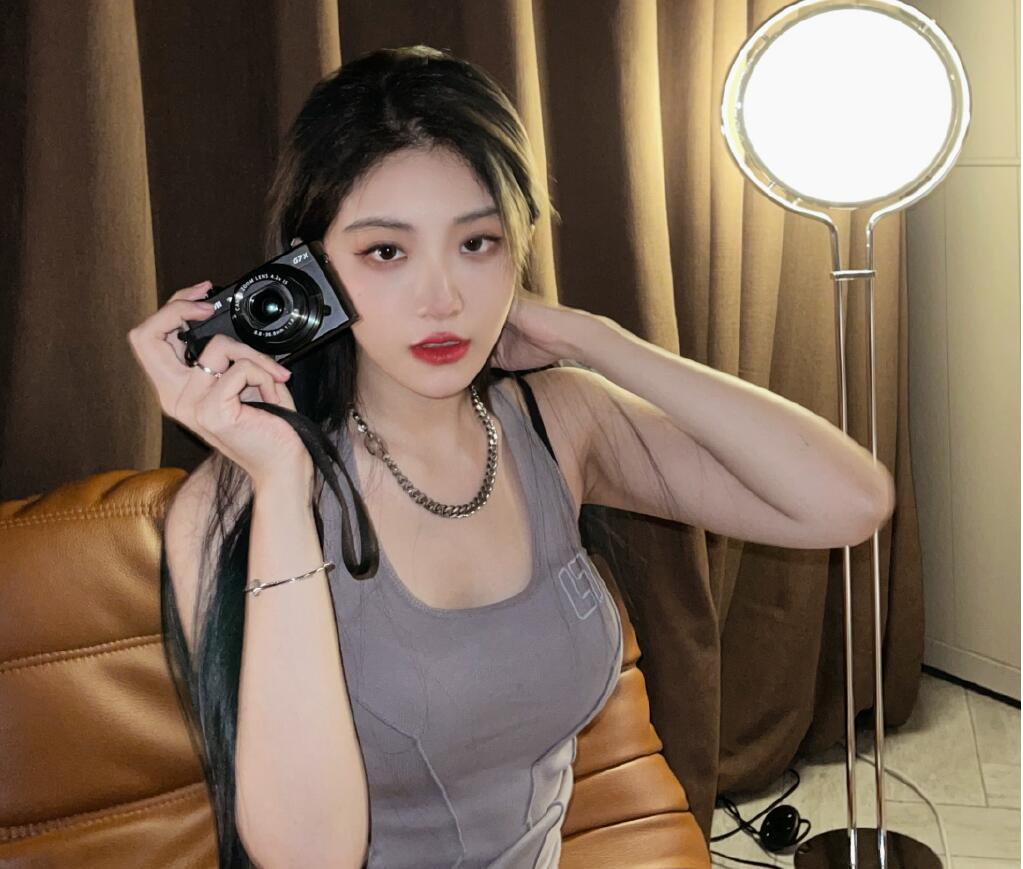 After KPL Linger's black gauze dress, Yu Yan's yoga clothes have aura ...