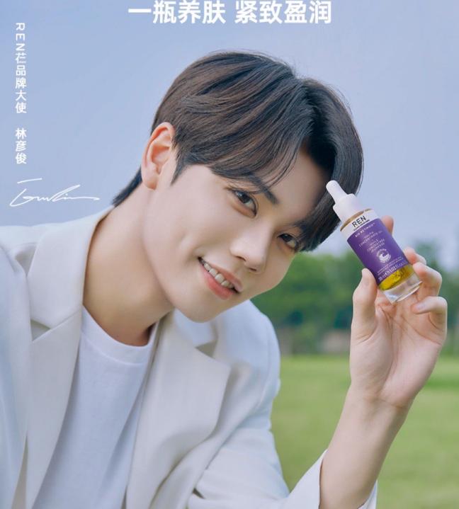 Lin Yanjun, the first brand ambassador of REN, with a bright smile and ...