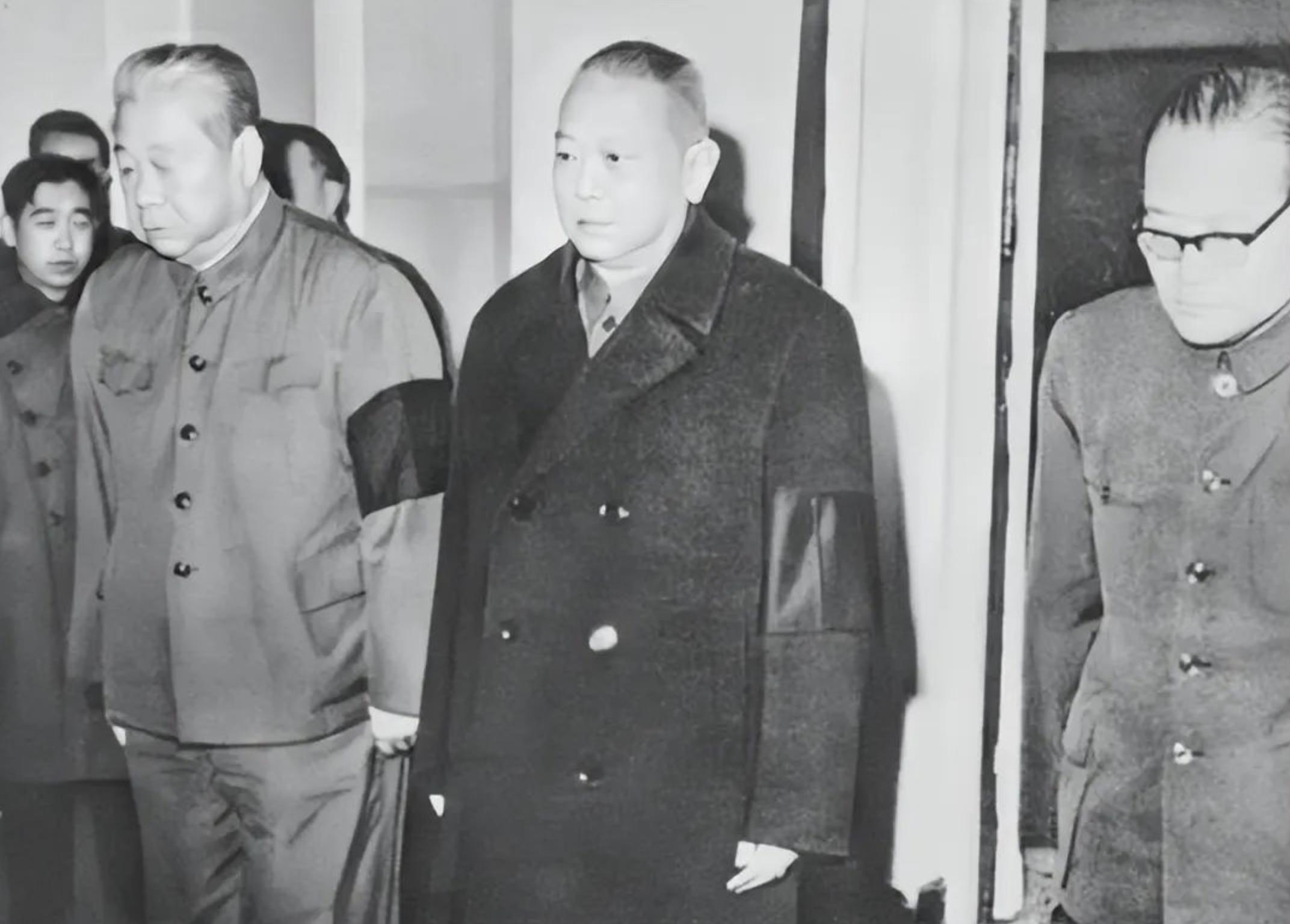 Li Xiannian went to the toilet, Chen Xilian followed him in and asked a ...