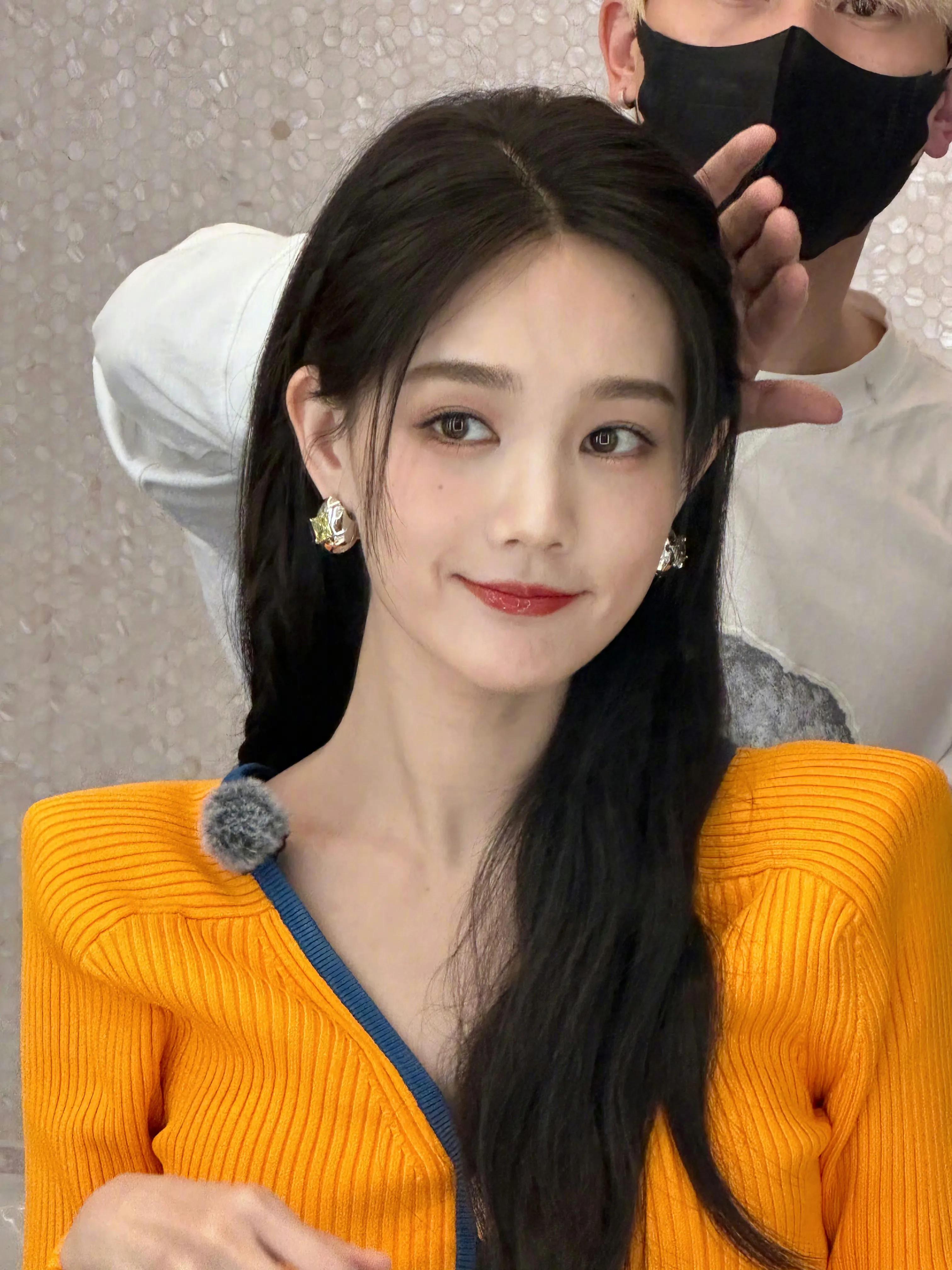 Isn't it hot for Li Yitong to wear a sweater in summer? - iNEWS