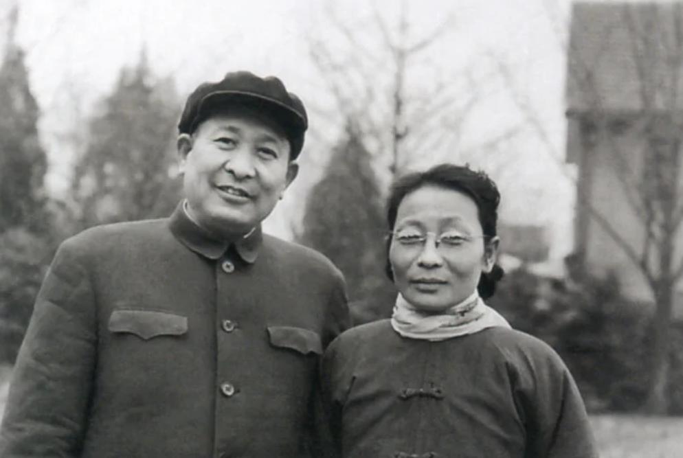 The background of this female star is very strong, the second uncle is ...