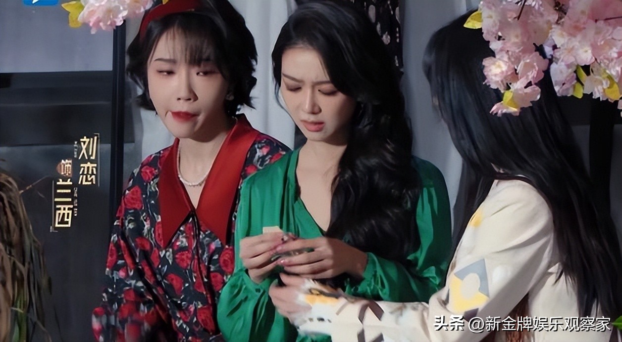 Fiona Sit joins Liu Lian on tour, and posts a group photo of Liu Lian ...