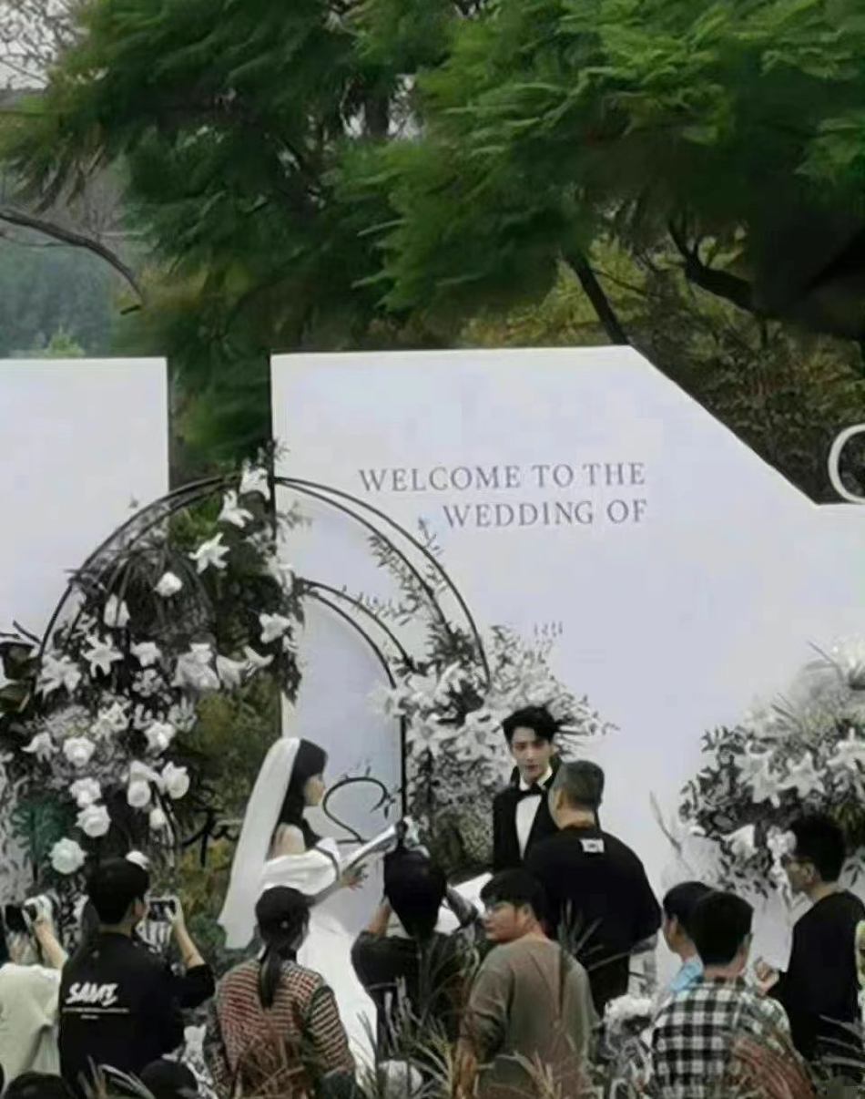 Luo Yunxi's love stills Reuters, wearing a wedding photo with Zhang ...