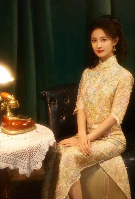 Under the dim light, Chen Yuqi wore a slim cheongsam, her fortitude and ...
