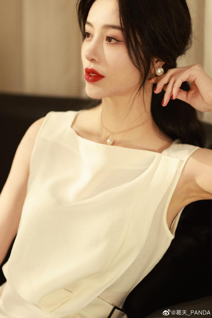The latest beauty photo of Ge Tian, the white dress is glamorous and ...