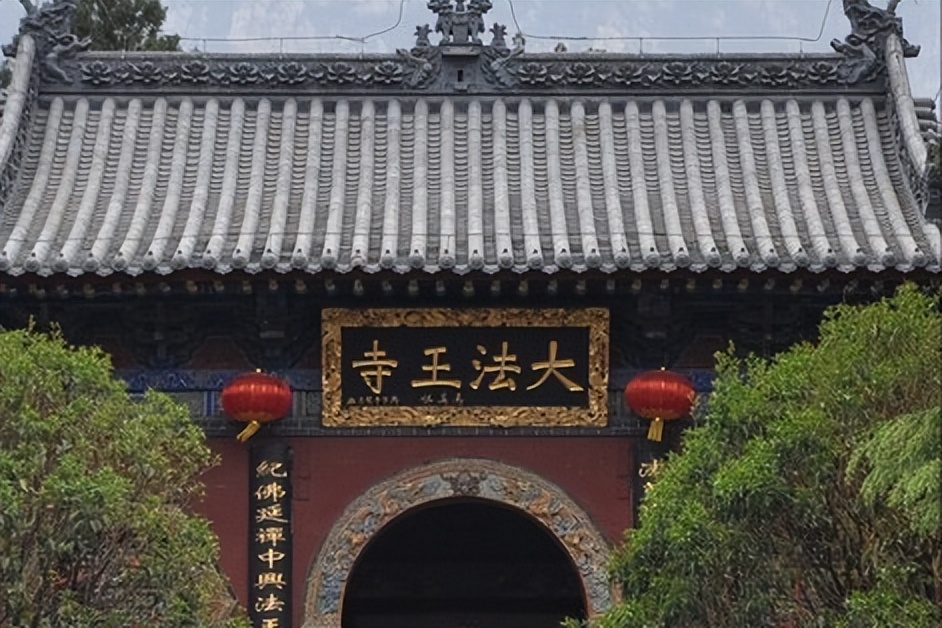 4 couplets from the monastery - iNEWS