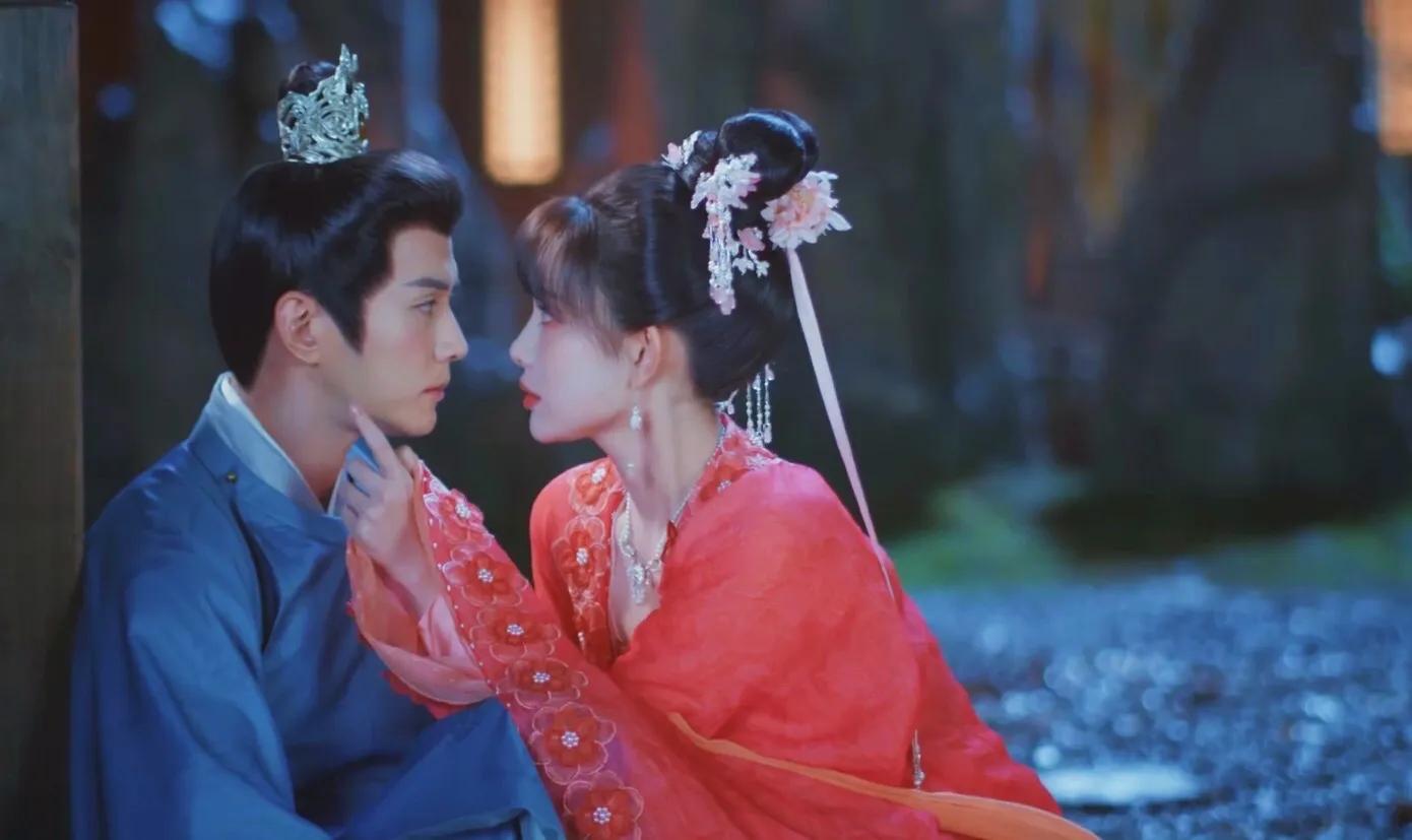 Remember Feng Qiao? "Flower Glass" played the second female role by being a cute fan, and the ...