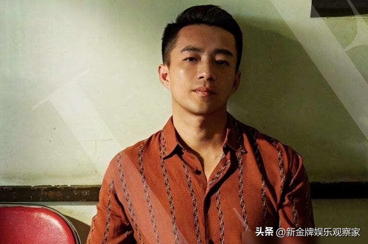 Female fans gave Wang Xiaofei a scarf and told him to take care of ...