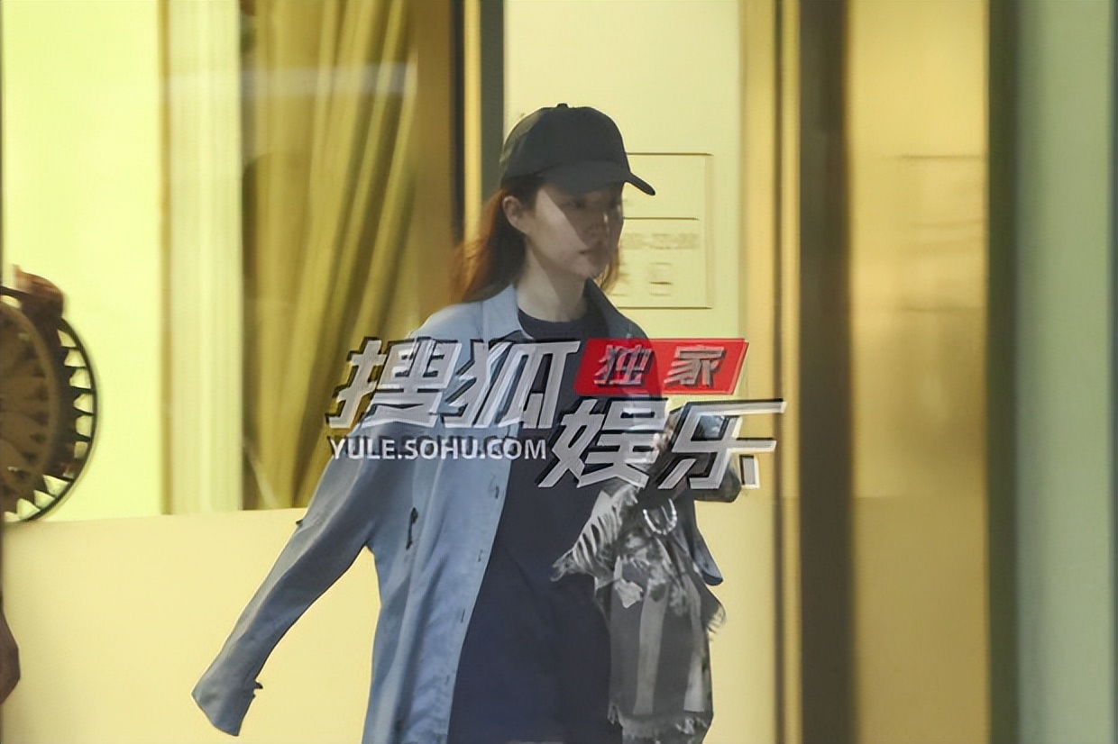 Liu Yifei went back to the hotel after her treatment and looked very ...