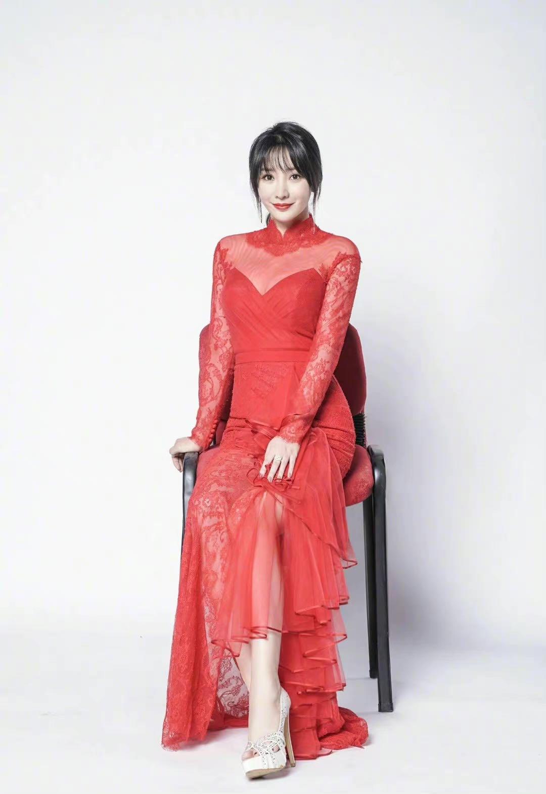 Photo photo of star beauty Liu Yan in red dress - iNEWS