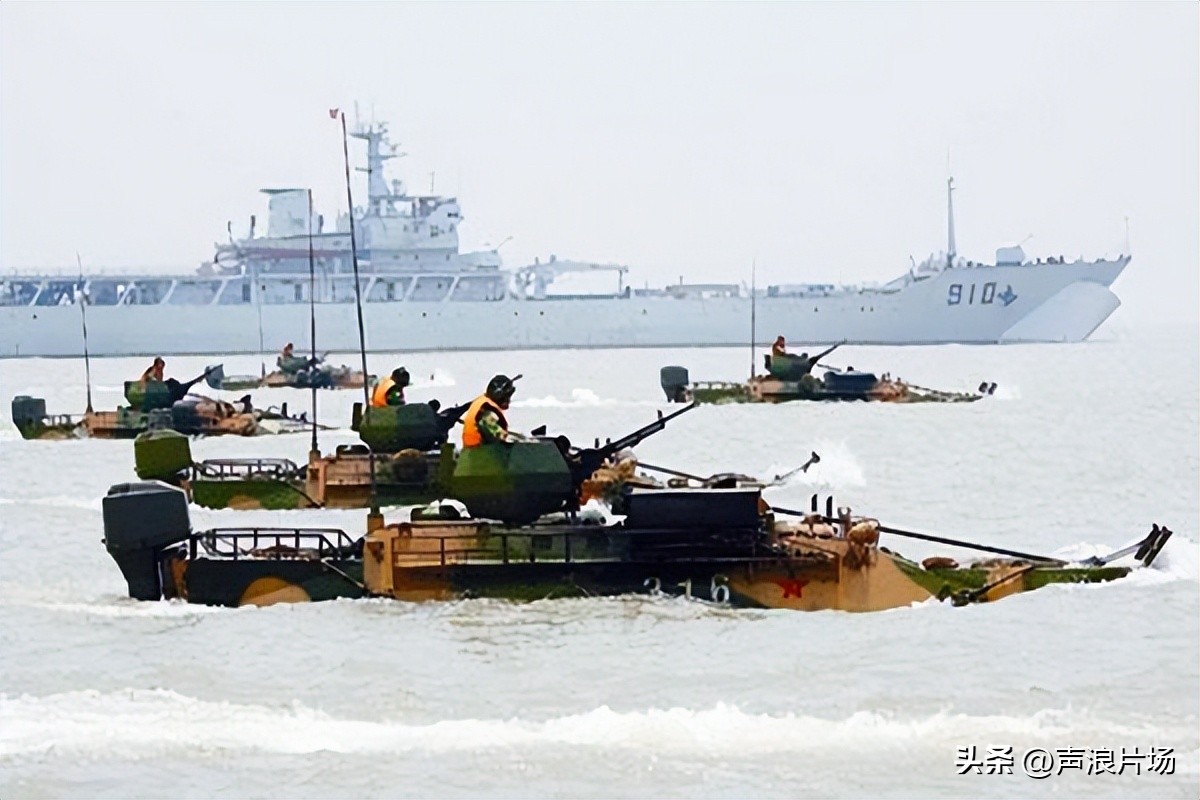 The "big toy" in a man's dream!Chinese tank armored vehicle - iNEWS