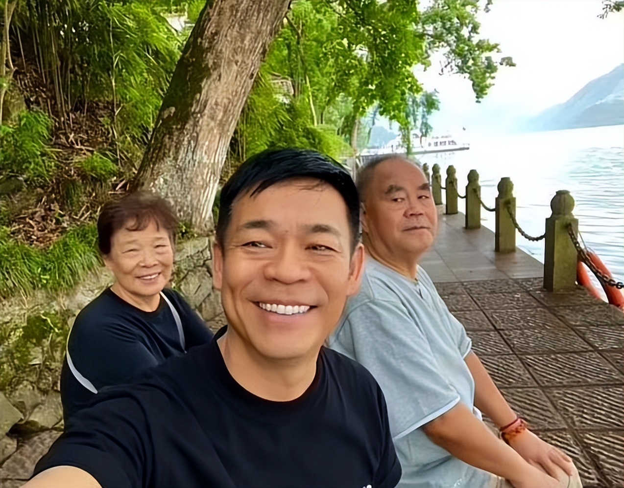 Actor Sun Hao appeared in Fuchunjiang, Hangzhou, with gray and wrinkled ...