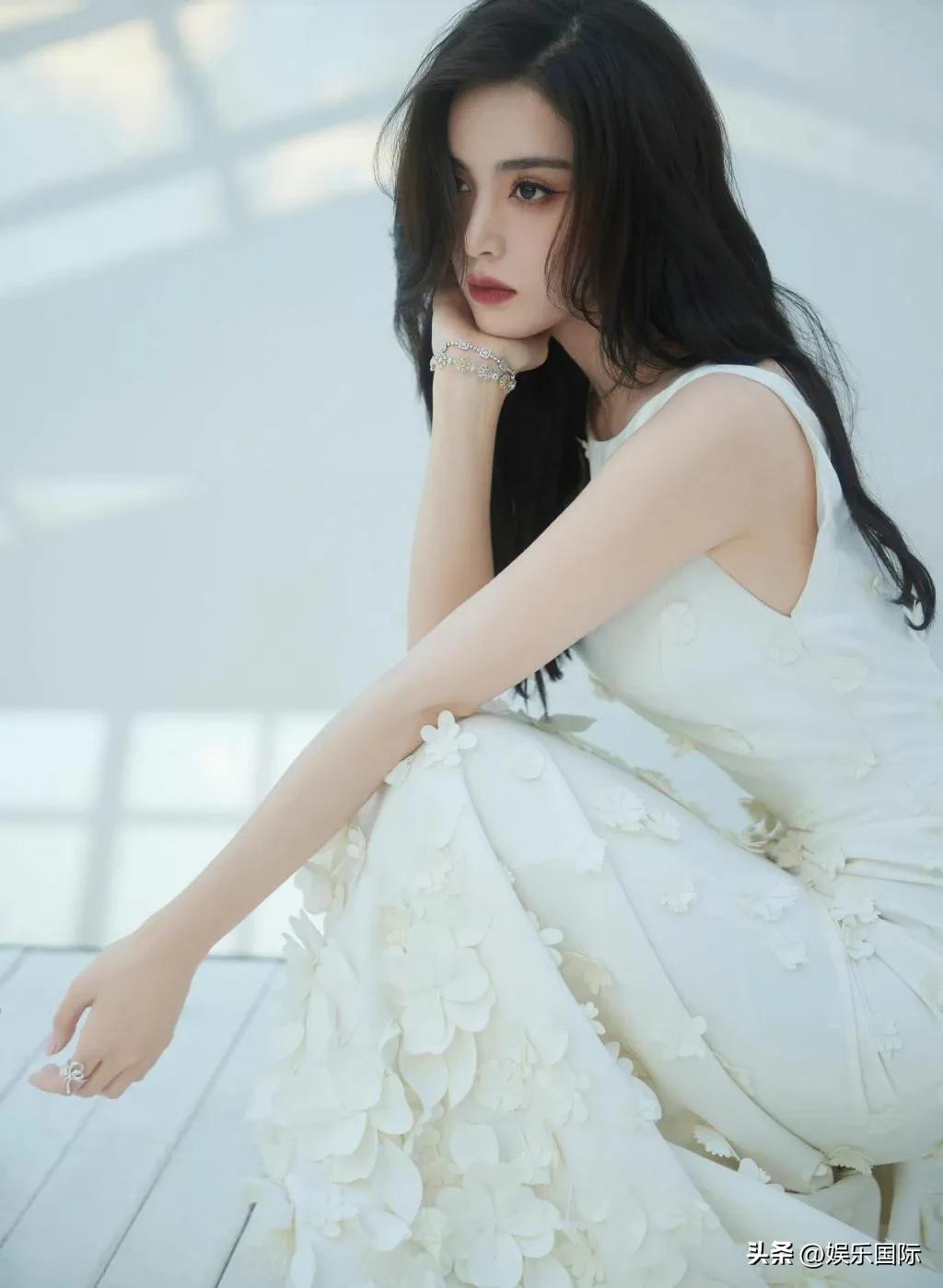 Nuozha wears a white flower dress, Pingting, graceful, curly hair, red ...